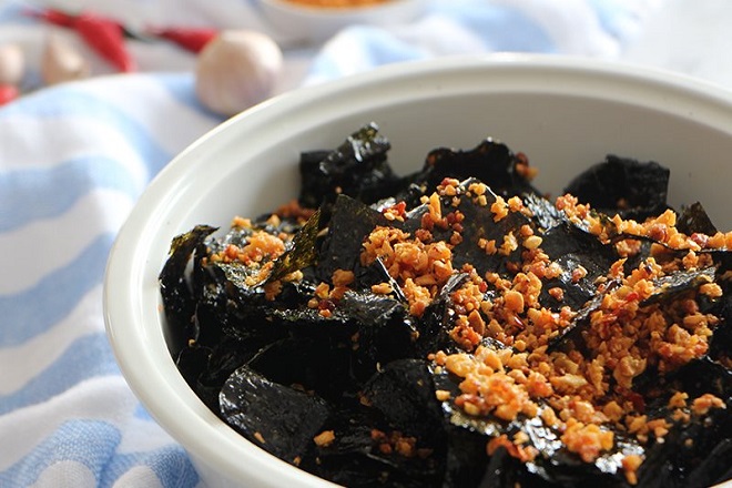 Cách làm rong biển cháy tỏi giòn ngon hút hồn giới trẻ